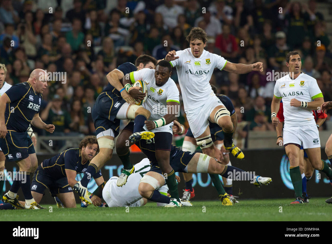 he Beast Mtawarira breaking free from a maul with Eben Etzebeth in ...