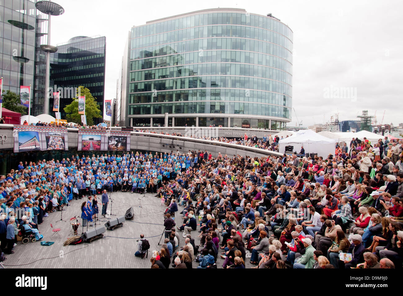 Singing crowd london southbank hi-res stock photography and images - Alamy