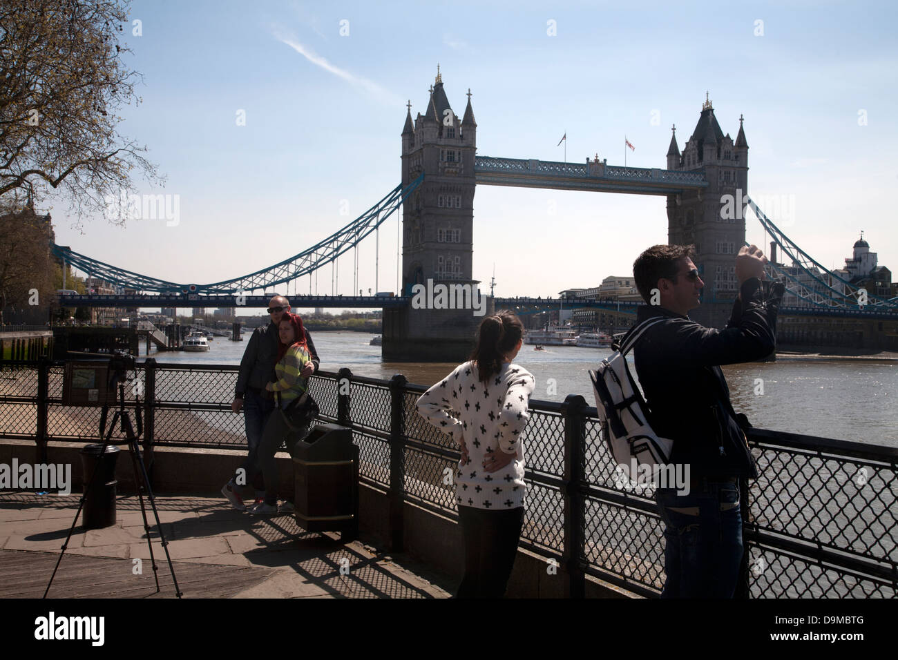tourists tower bridge london england Stock Photo - Alamy