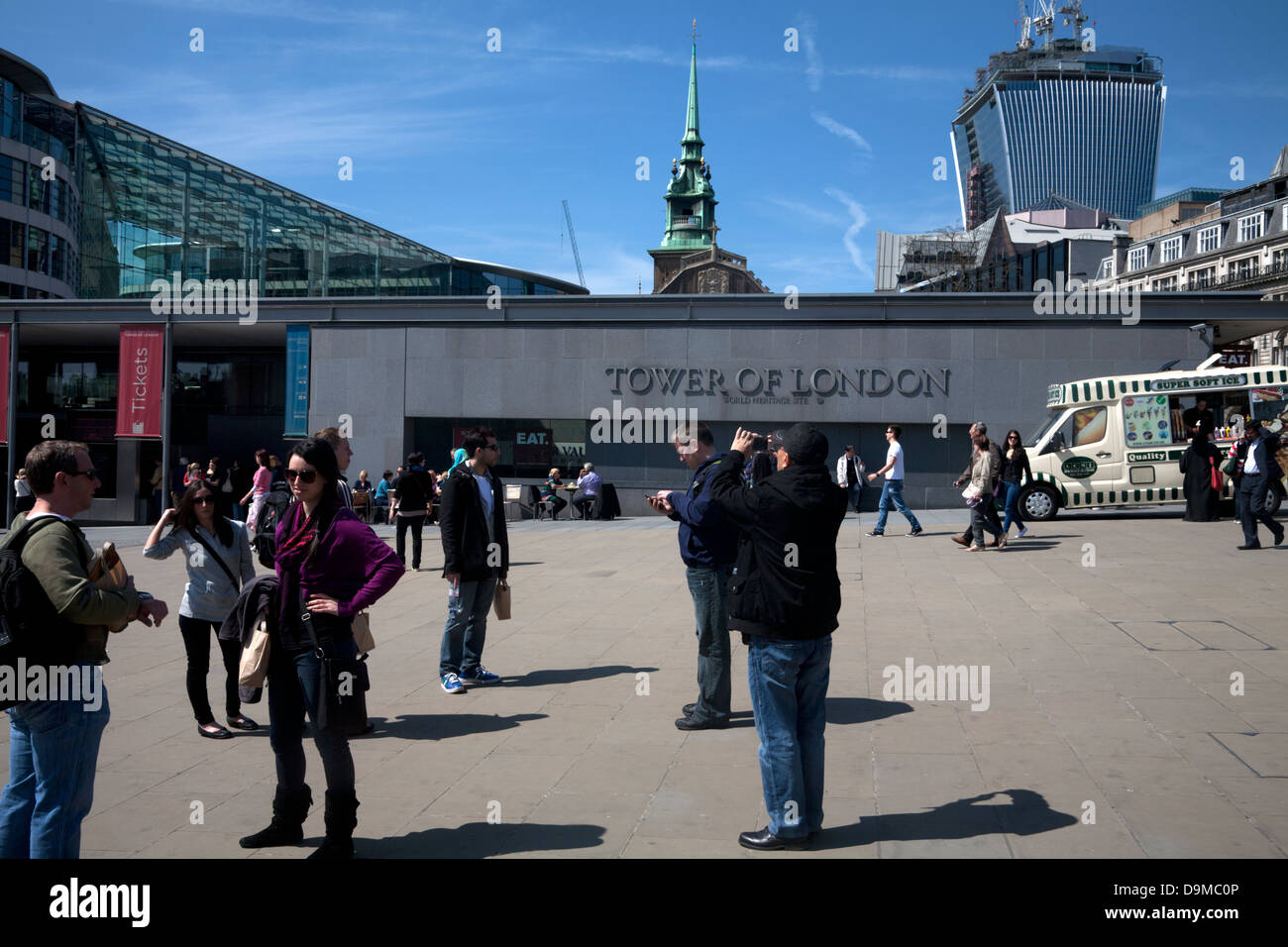 Tower of london ticket office hi-res stock photography and images - Alamy