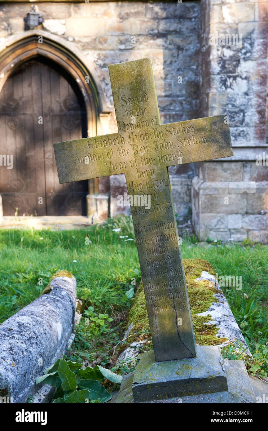 Cross on a graveyard Stock Photo - Alamy