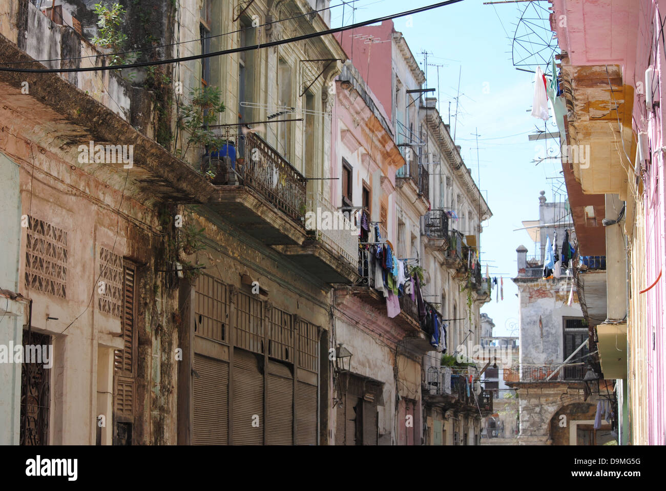 Cuban balcony hi-res stock photography and images - Alamy