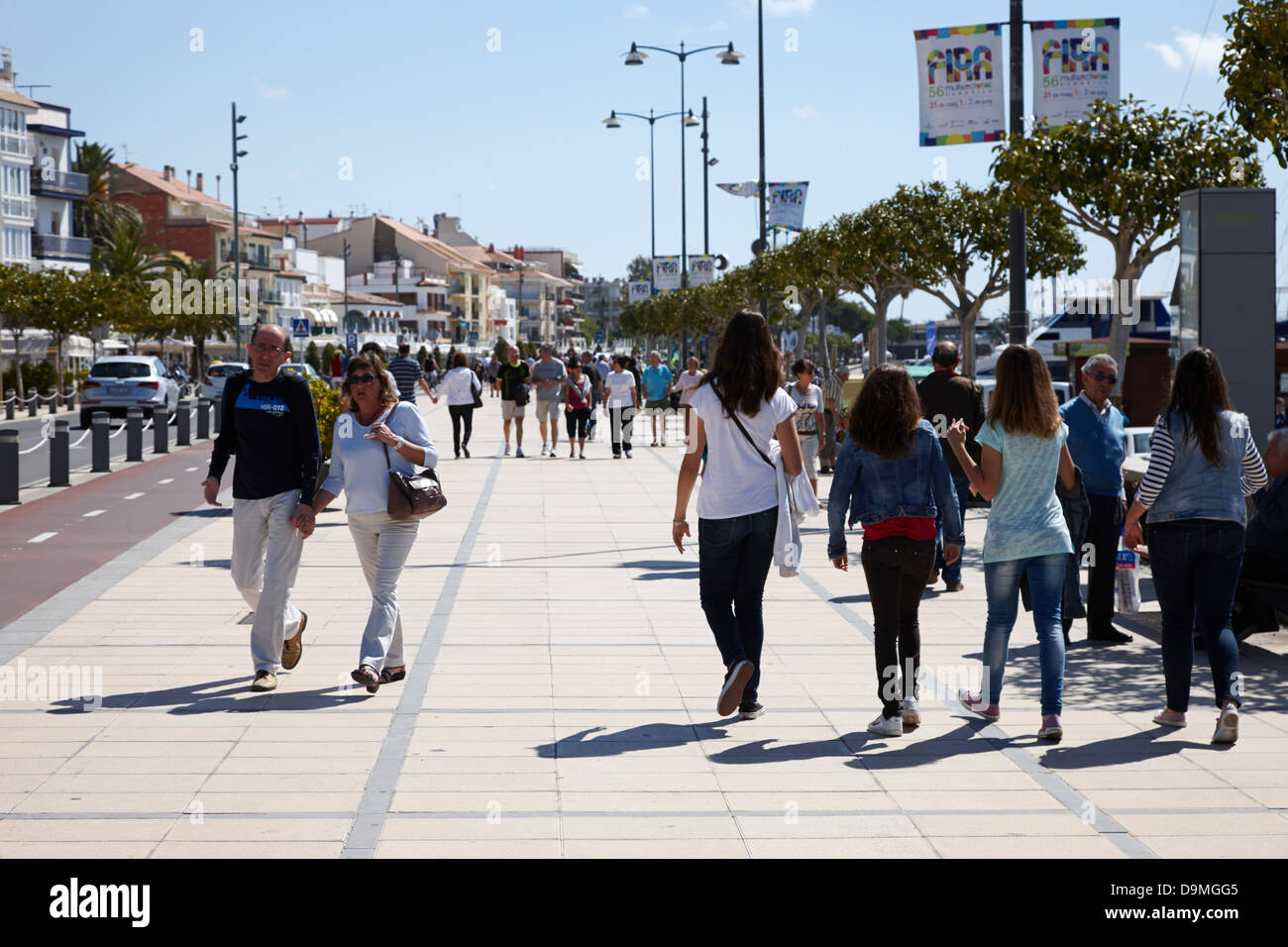 Walking along seafront hi-res stock photography and images - Alamy
