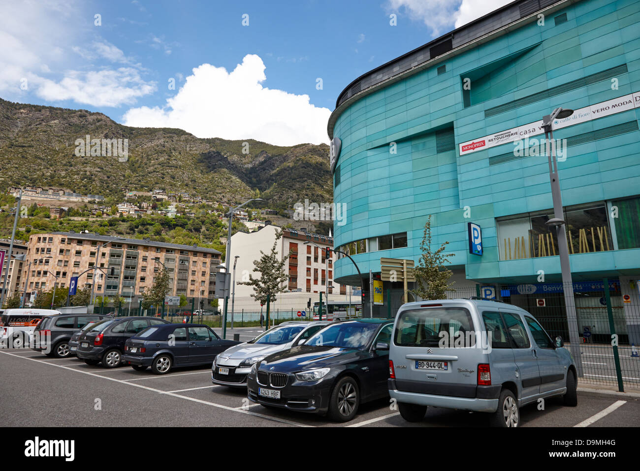 City centre shopping mall hi-res stock photography and images - Alamy