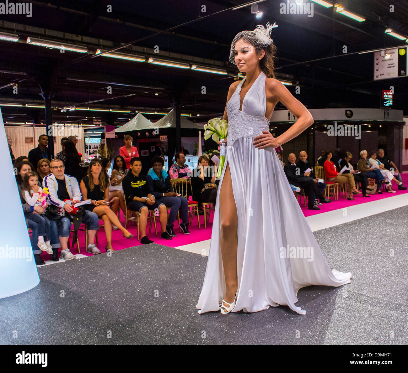 Fashion model catwalk gown hi-res stock photography and images - Alamy
