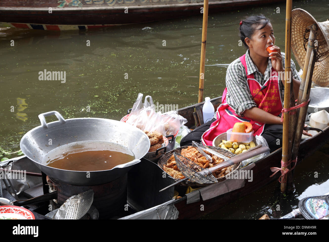 Food merchant at Damnoen Saduak Floating Market , Thailand Stock Photo ...