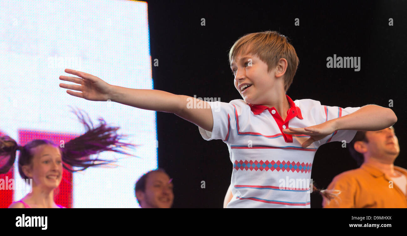 London cast billy elliot musical hi-res stock photography and images ...