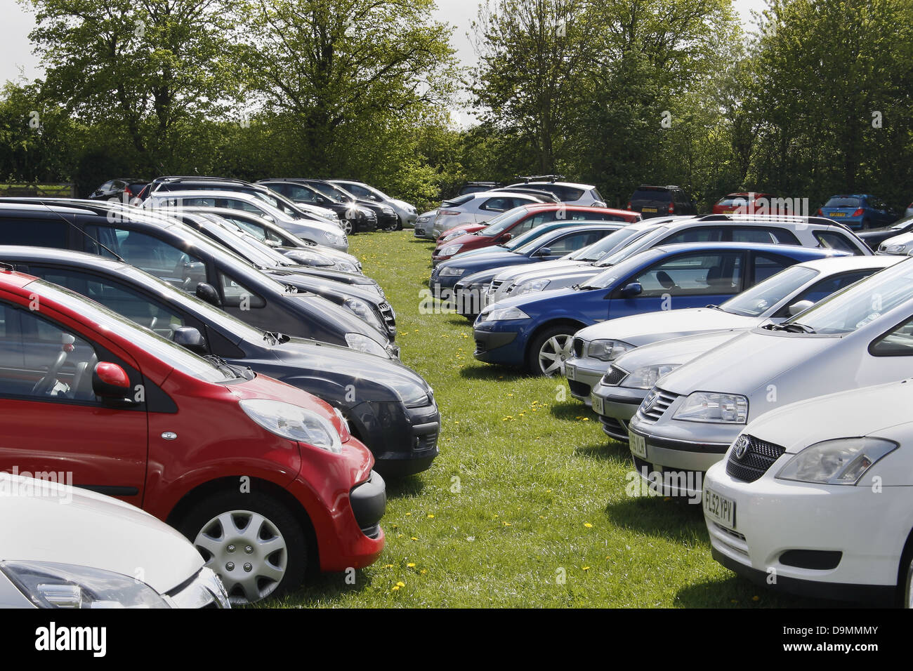 Car parked on grass hi-res stock photography and images - Alamy