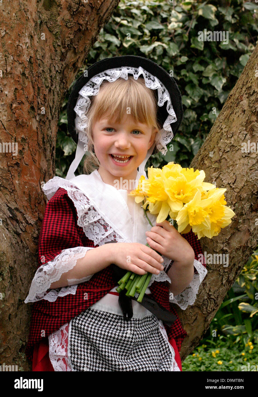 Girl in welsh national costume hi-res stock photography and images - Alamy