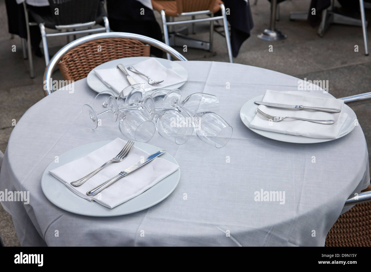 Empty table restaurant hi-res stock photography and images - Alamy