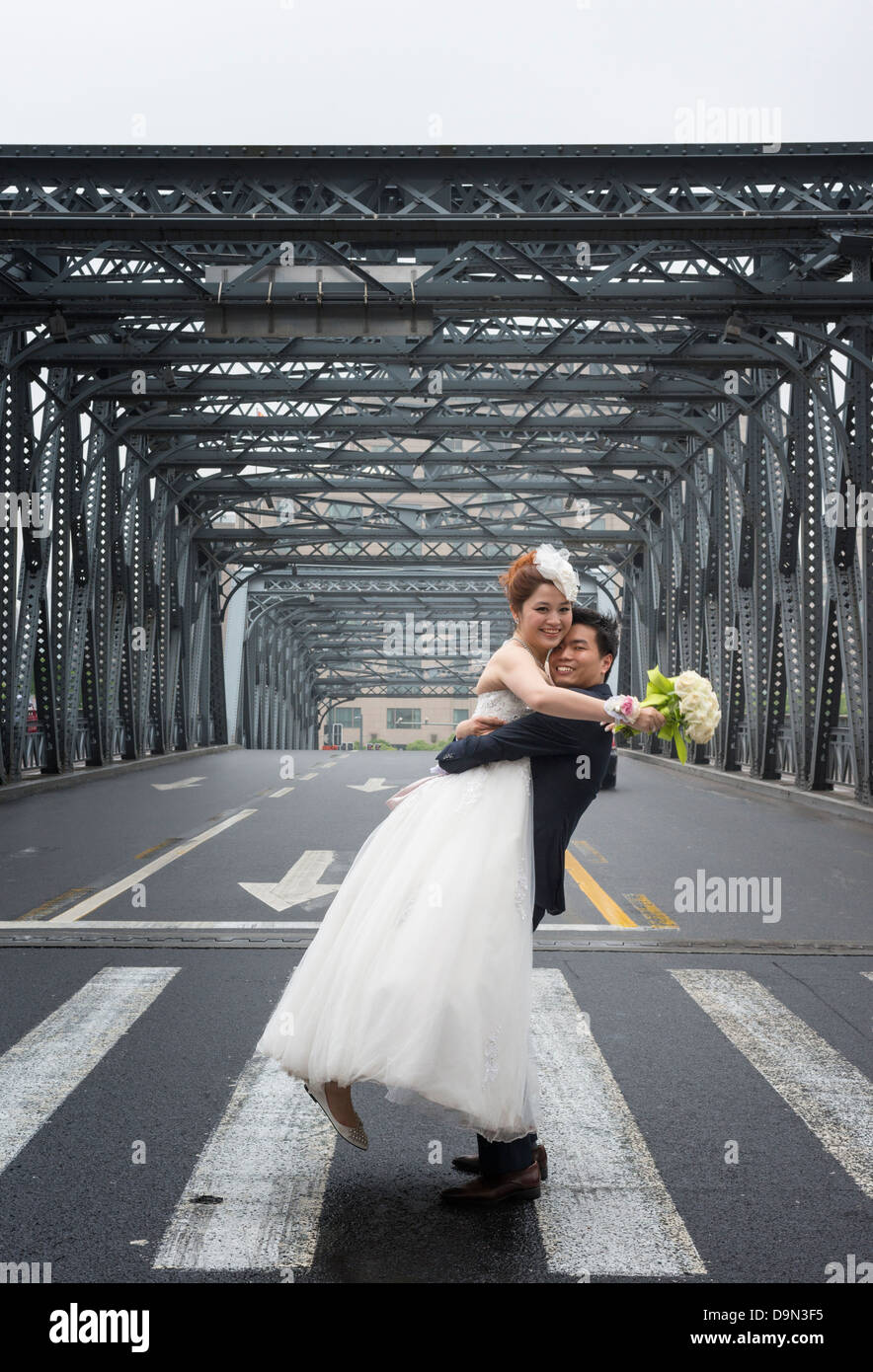 A young married couple posing for wedding pictures on the Waidaibu ...