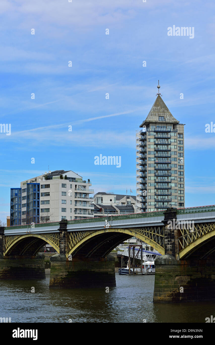 Chelsea harbour hi-res stock photography and images - Alamy