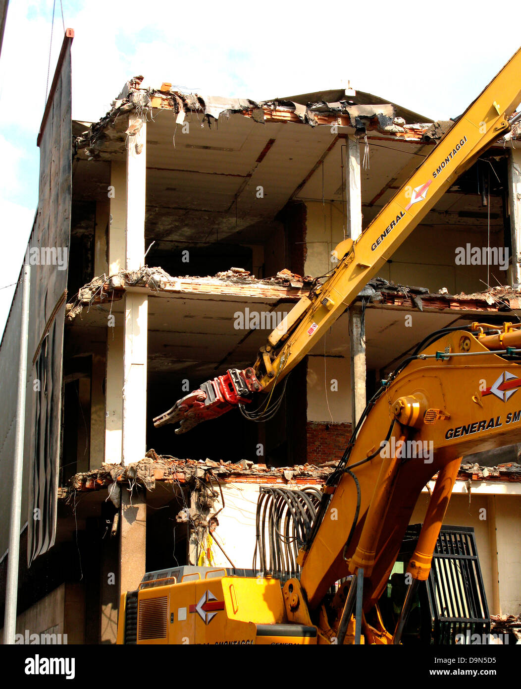 demolition of a building Stock Photo - Alamy