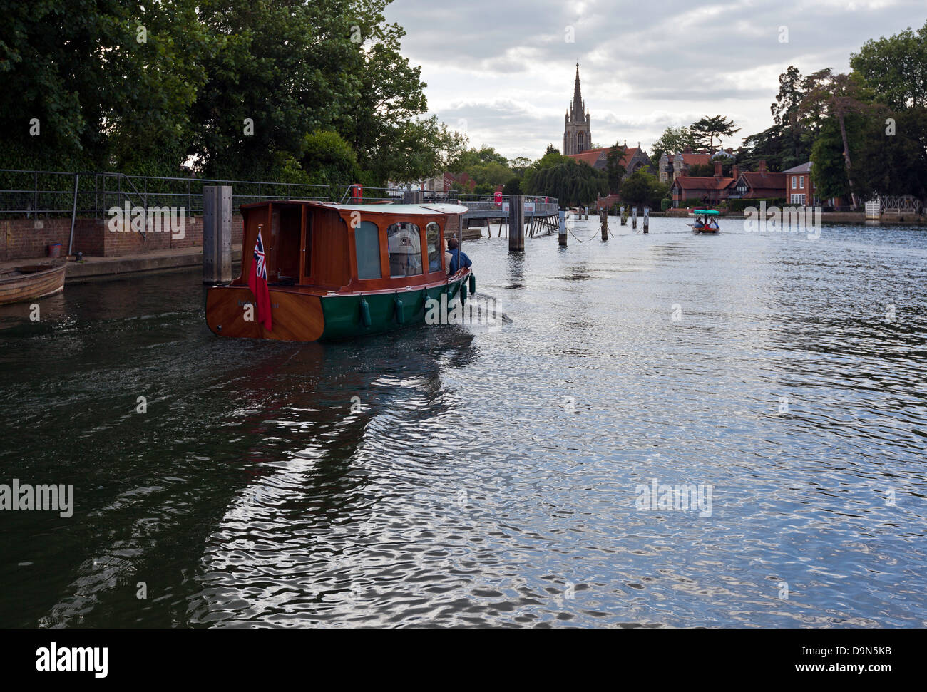 Boating on the thames hi-res stock photography and images - Alamy