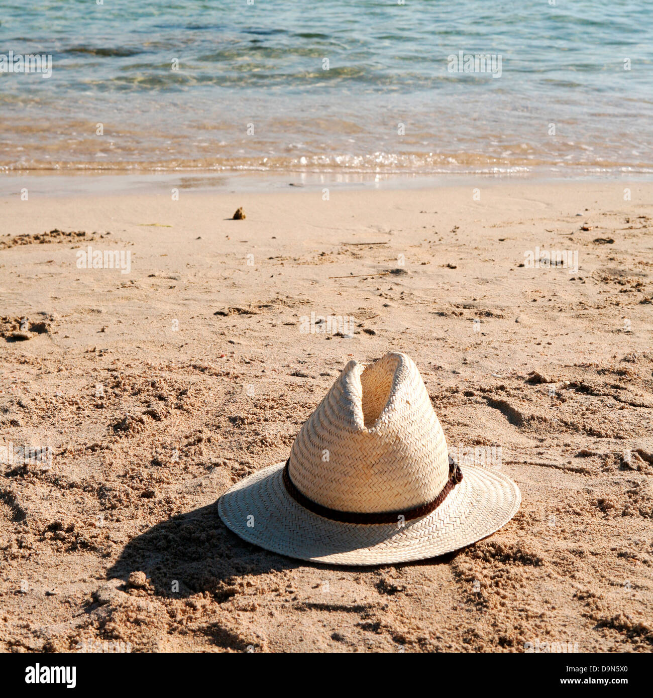 hat on beach Stock Photo - Alamy