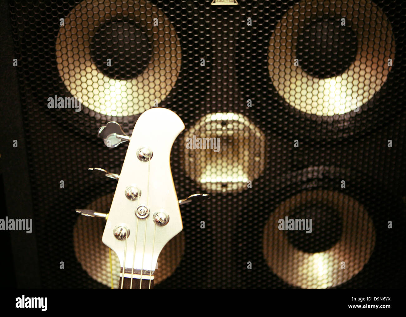 Bass sounds hi-res stock photography and images - Alamy