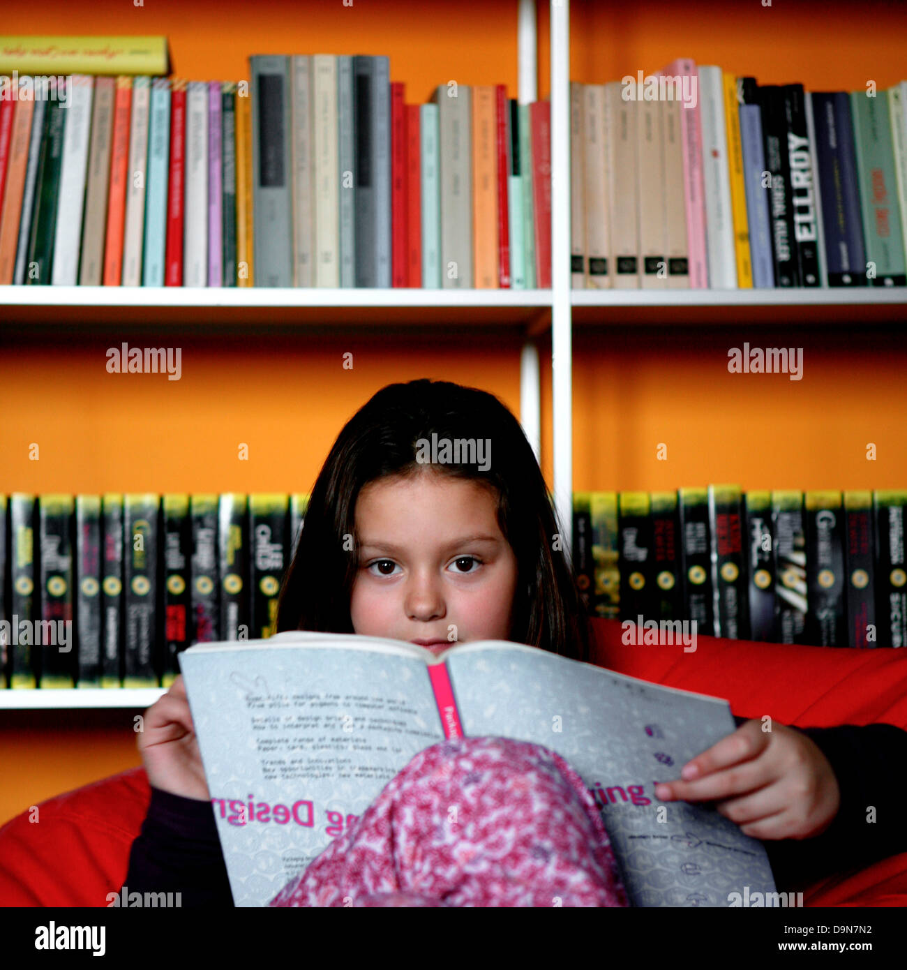 girl reading book Stock Photo - Alamy