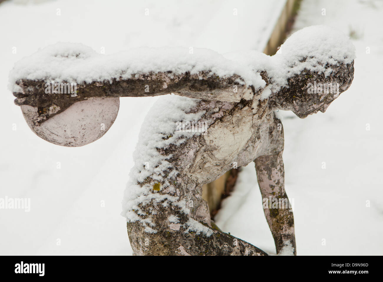 On a statue hi-res stock photography and images - Alamy