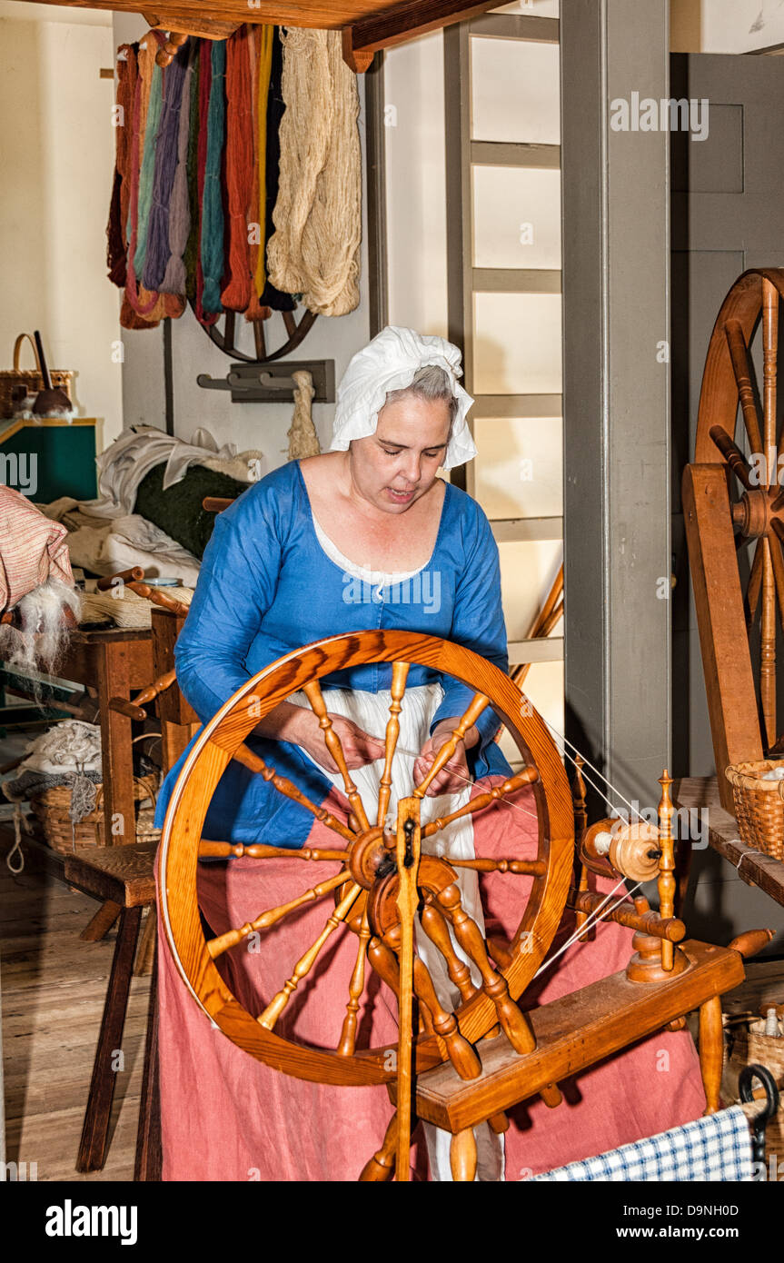 Spinning wheel colonial williamsburg hi-res stock photography and ...