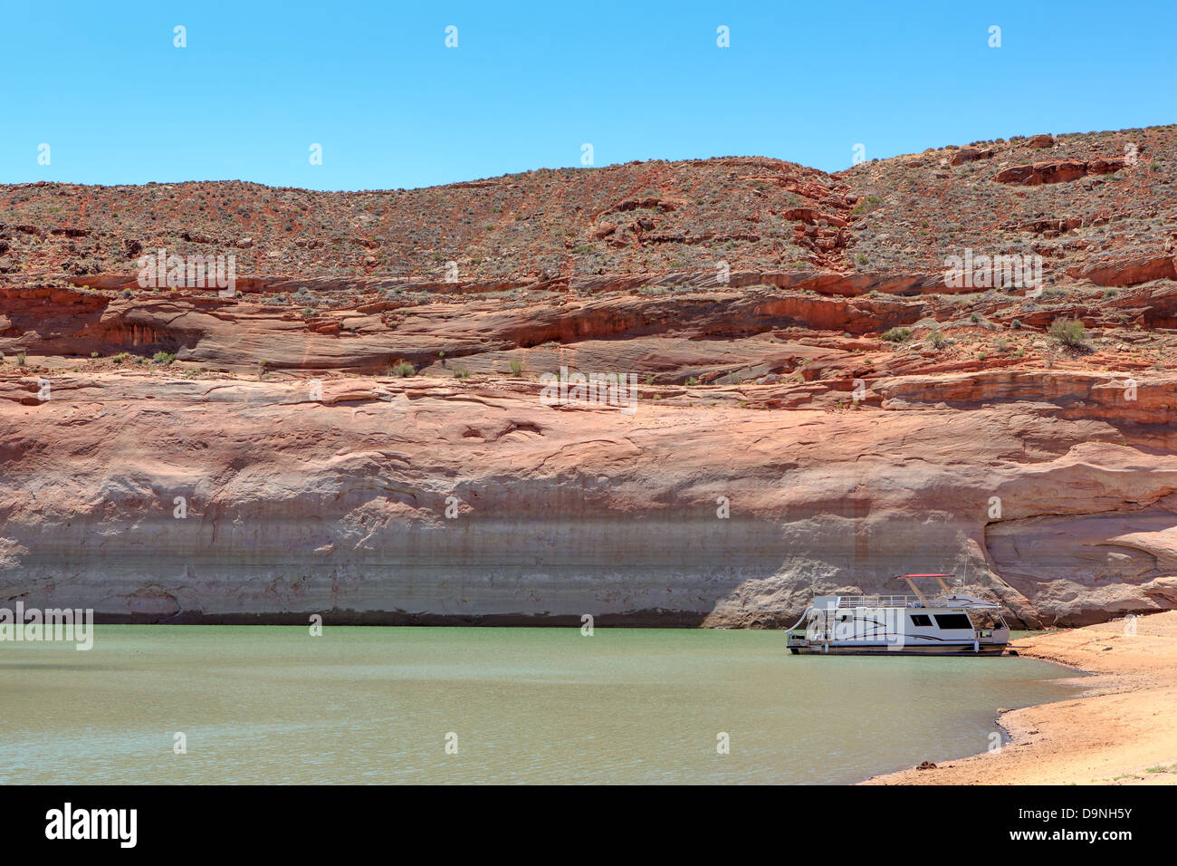 A beached houseboat in the Hansen Arm at Lake Powell in Utah Stock ...