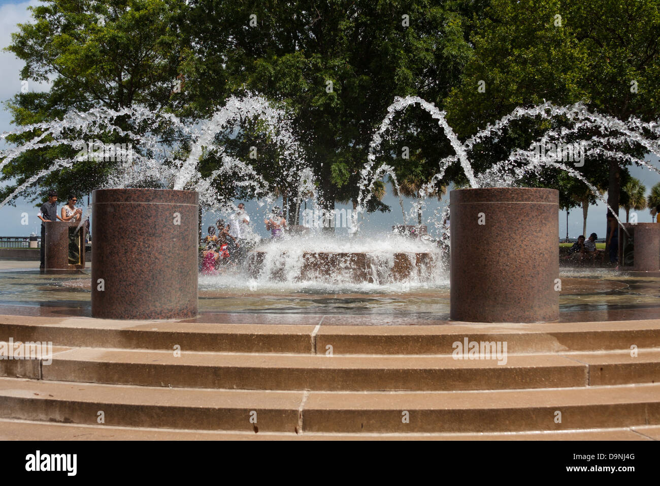 Children playing water fountain urban hi-res stock photography and ...