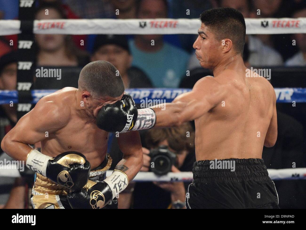Mikey garcia hi-res stock photography and images - Alamy