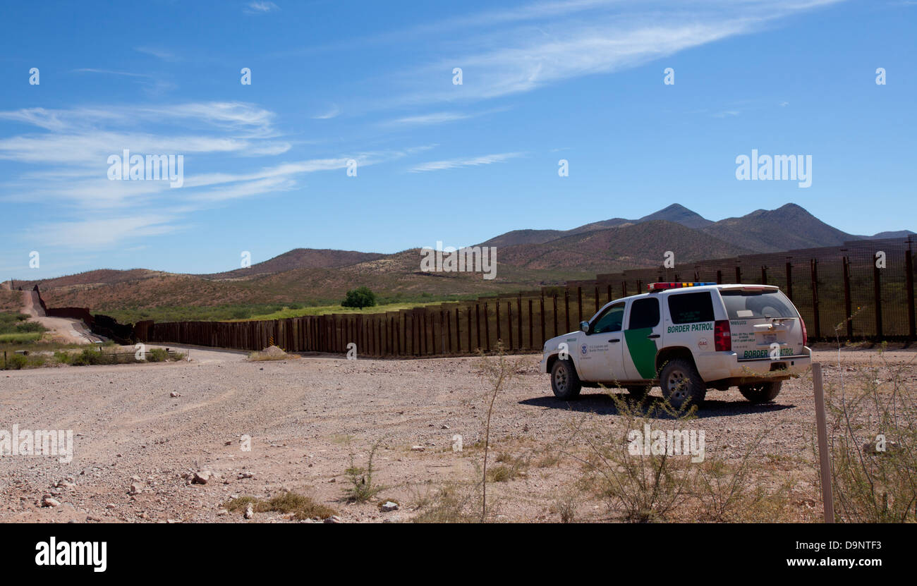 US border patrol vehicle and border fence near Bisbee AZ Stock Photo ...