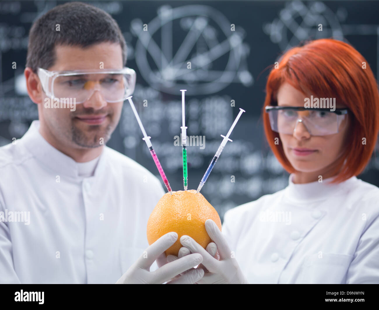 Scientists hands hi-res stock photography and images - Alamy
