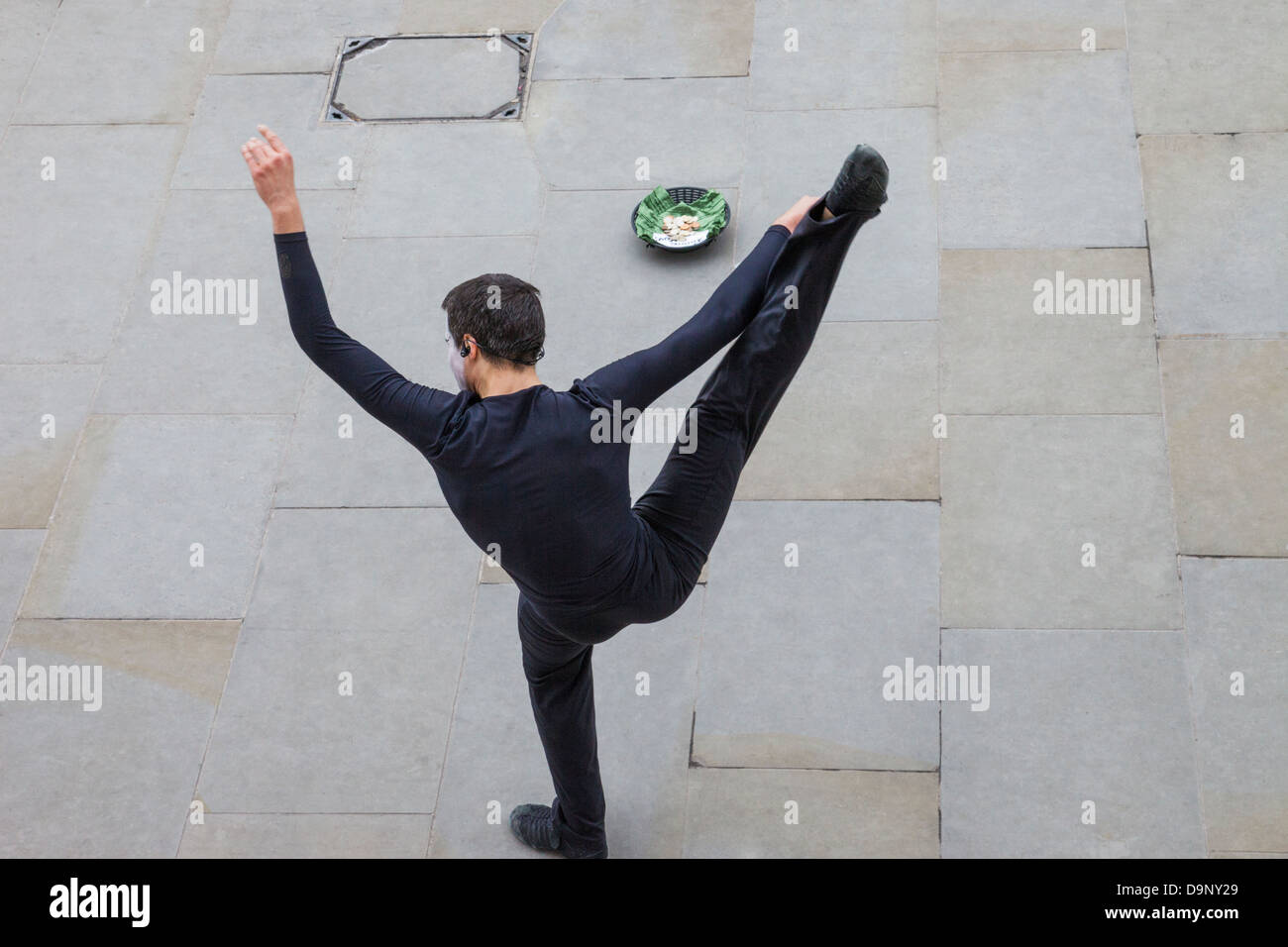 England, London, Trafalgar Square, Mime Artist Busking Stock Photo - Alamy