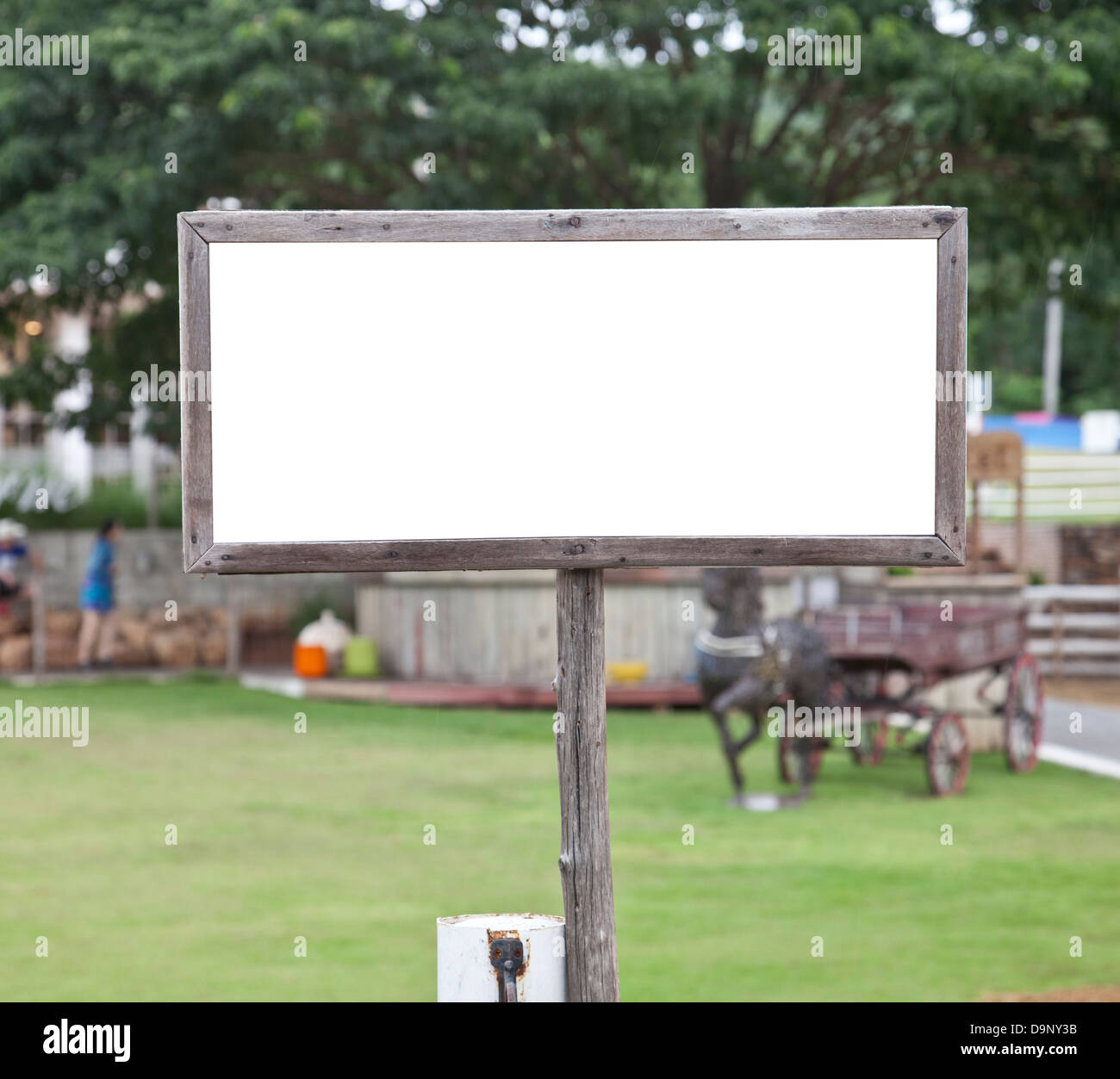empty wooden sign post on garden Stock Photo - Alamy