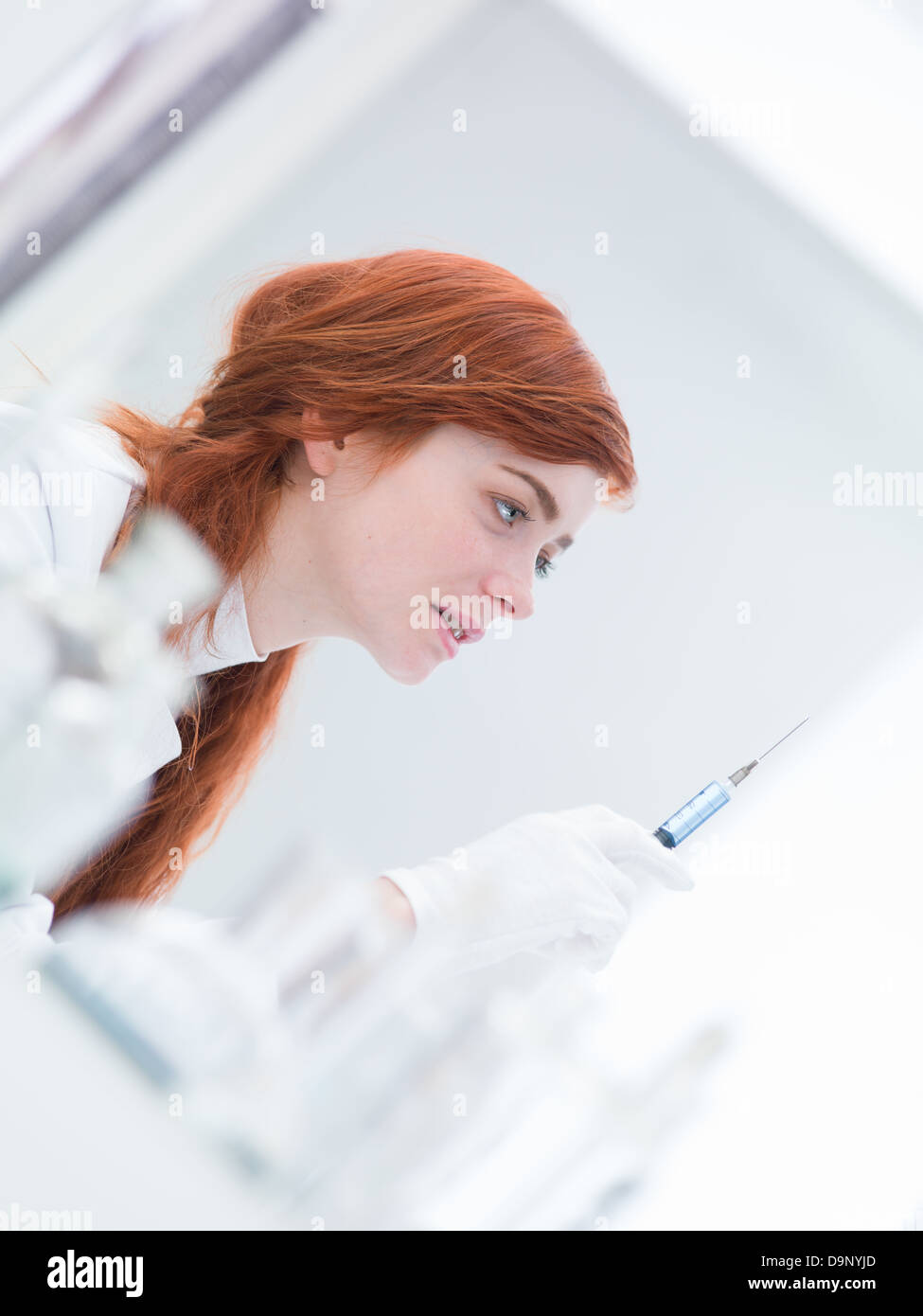 Black women in laboratory hi-res stock photography and images - Alamy