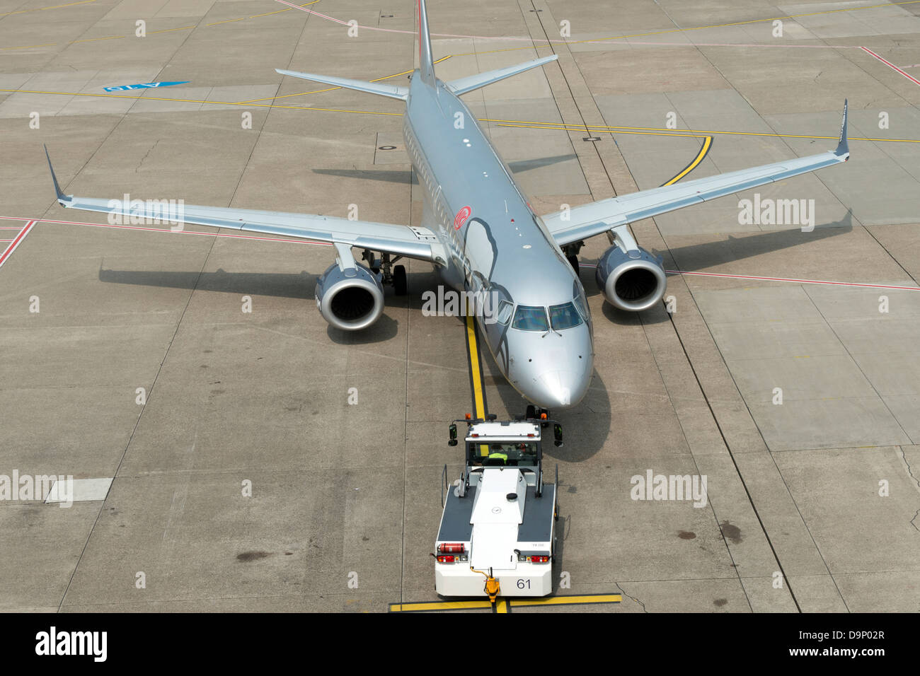 Embraer 190 jet hi-res stock photography and images - Alamy