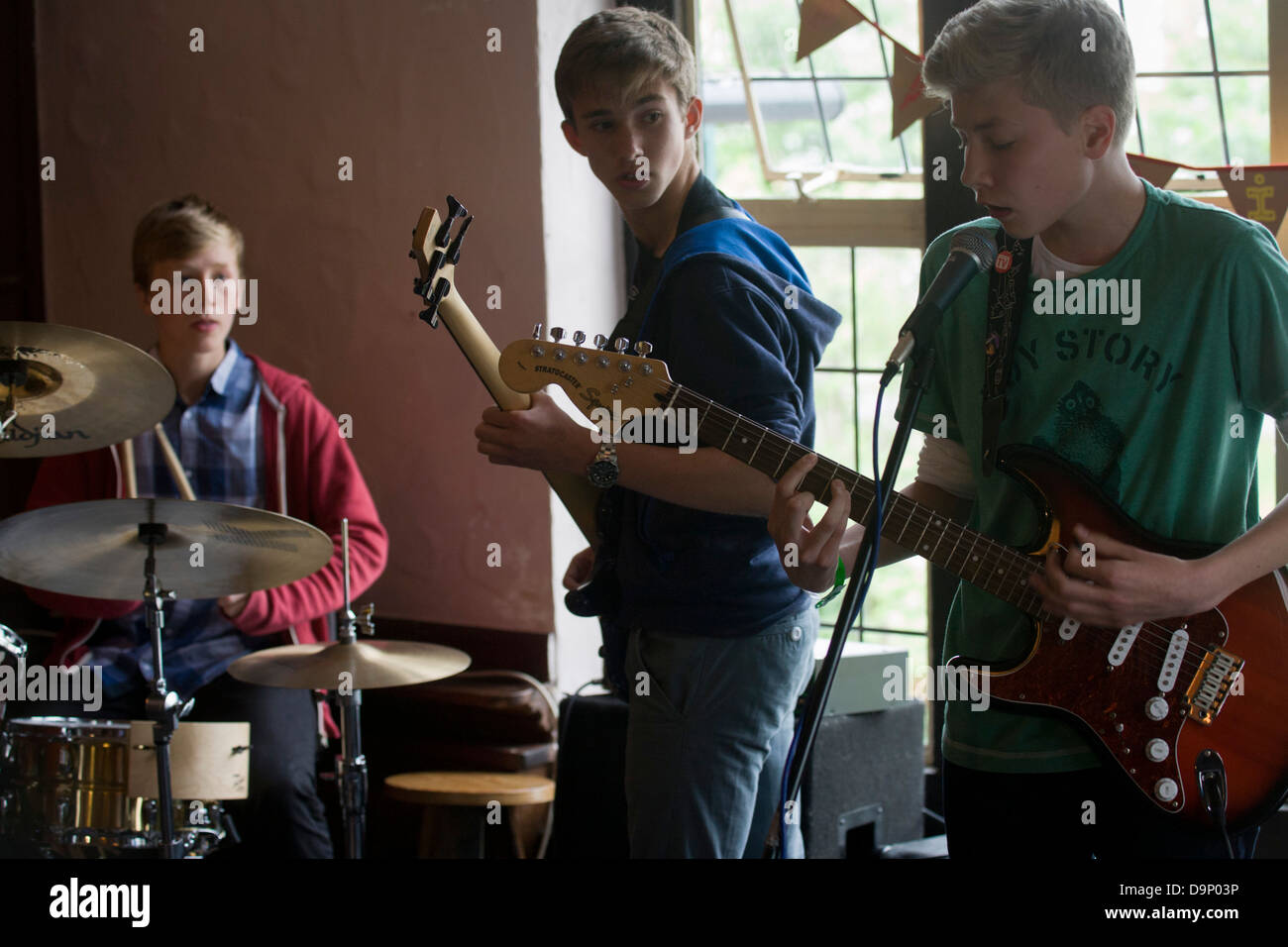 Singer bass player british band hi-res stock photography and images - Alamy