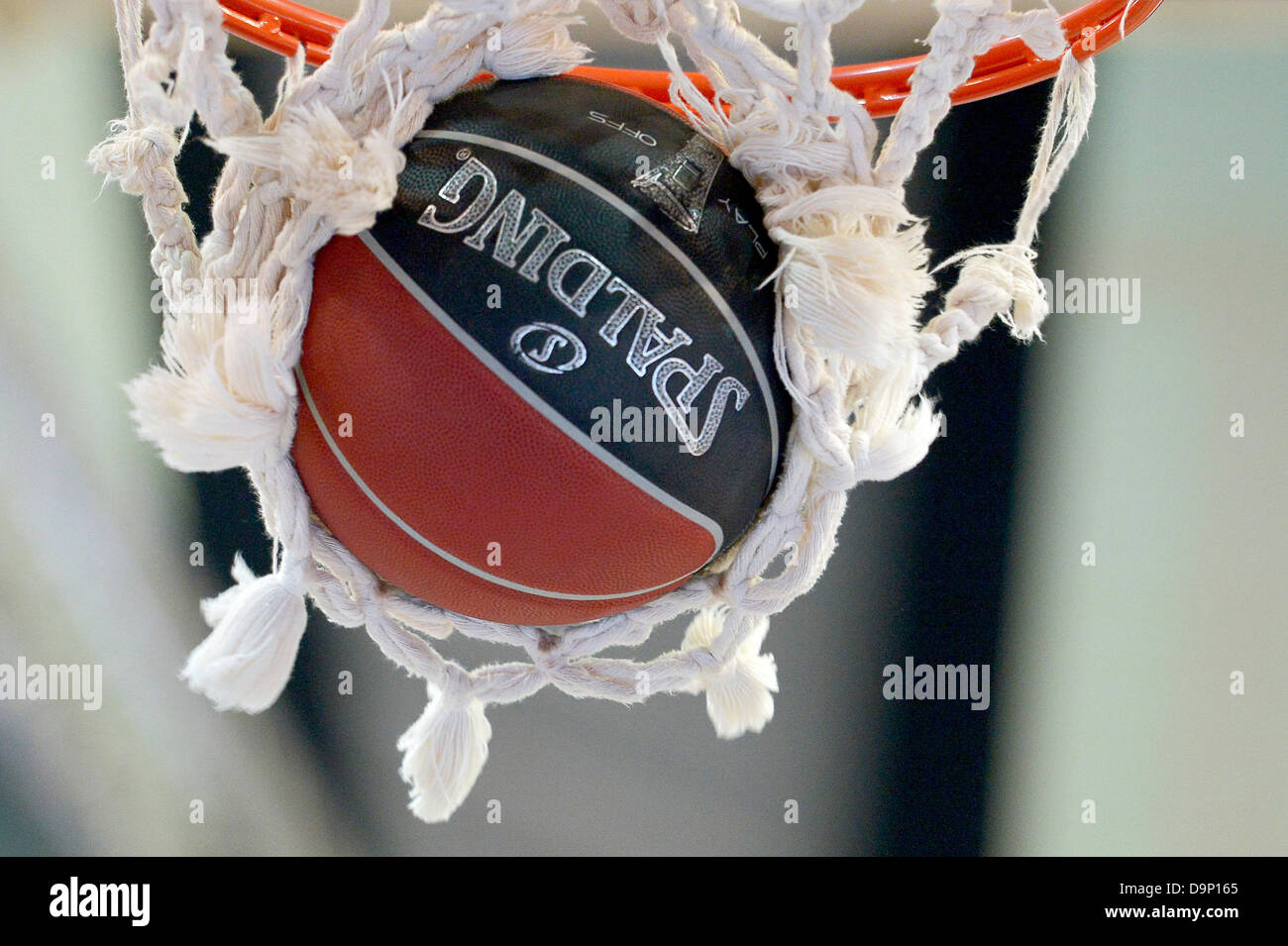Basketball falls through the net hi-res stock photography and images ...
