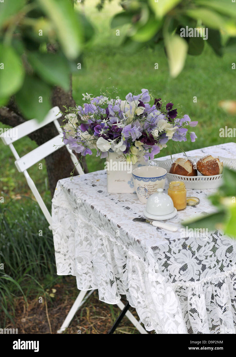 Garden furniture covers hi-res stock photography and images - Alamy