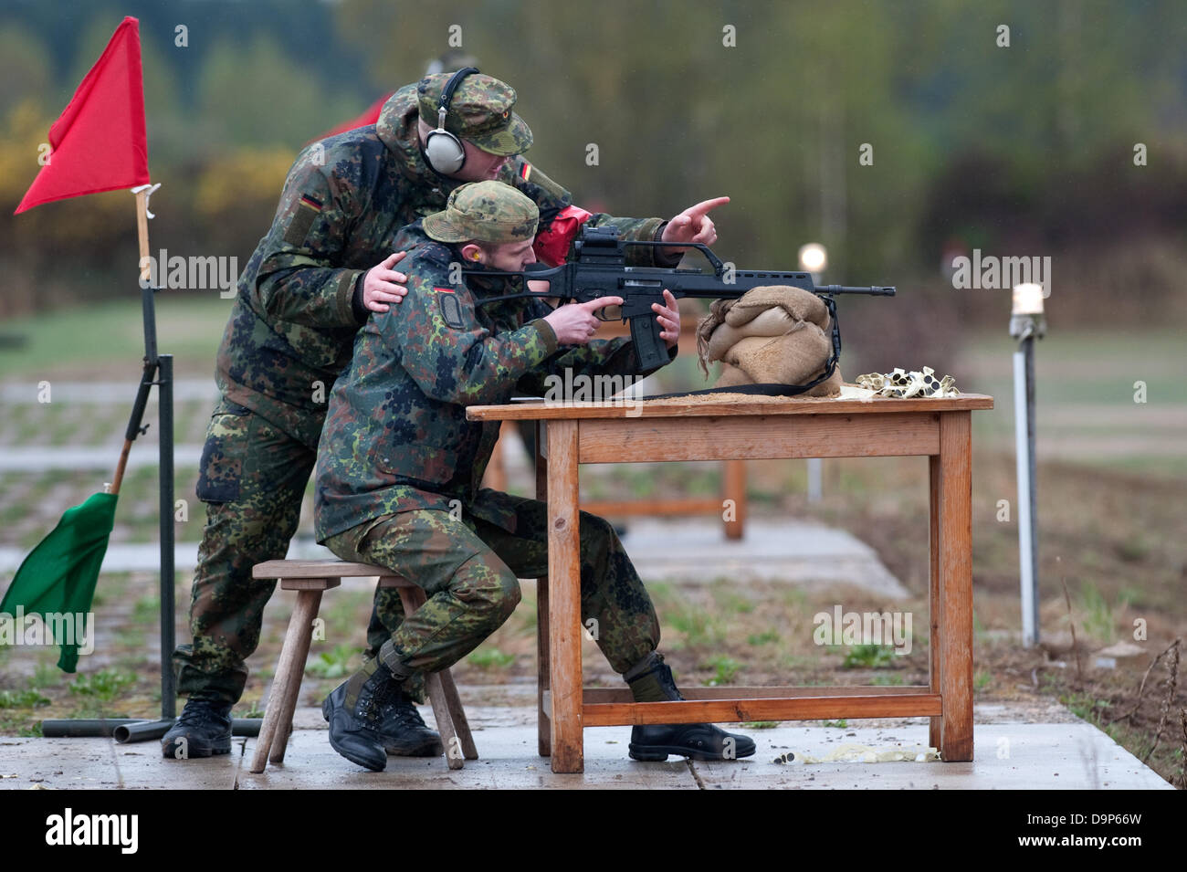 Members of an reservist company of teh German Armed Forces exercise on ...