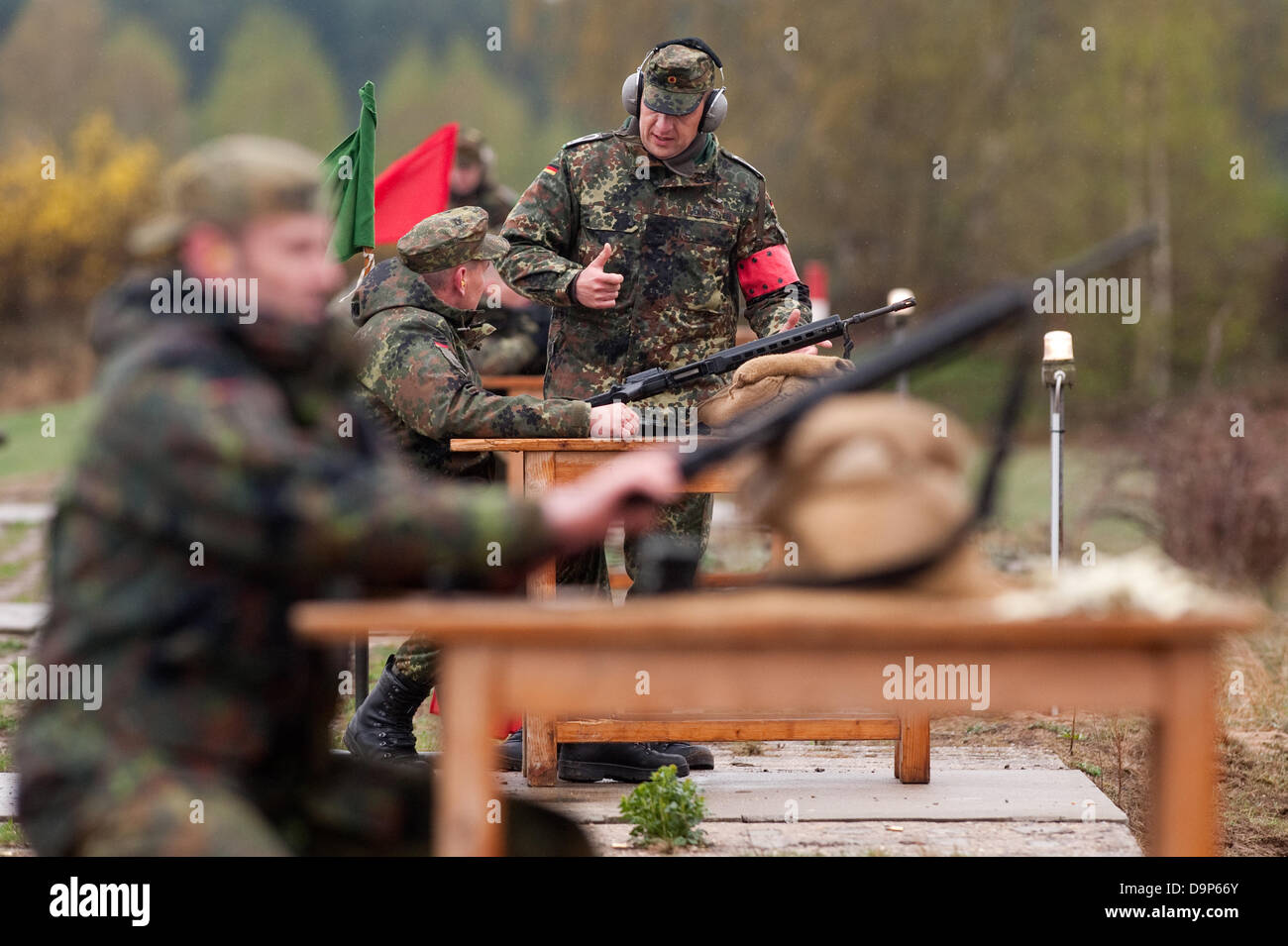 Members of an reservist company of teh German Armed Forces exercise on ...