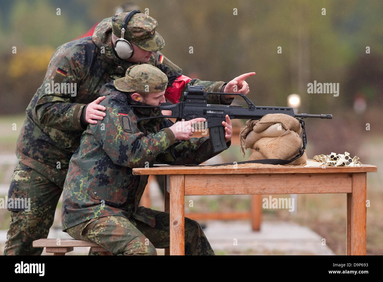 Members of an reservist company of teh German Armed Forces exercise on ...