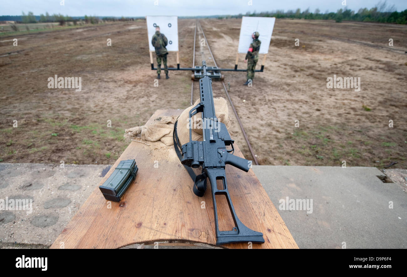 Members of an reservist company of teh German Armed Forces exercise on ...