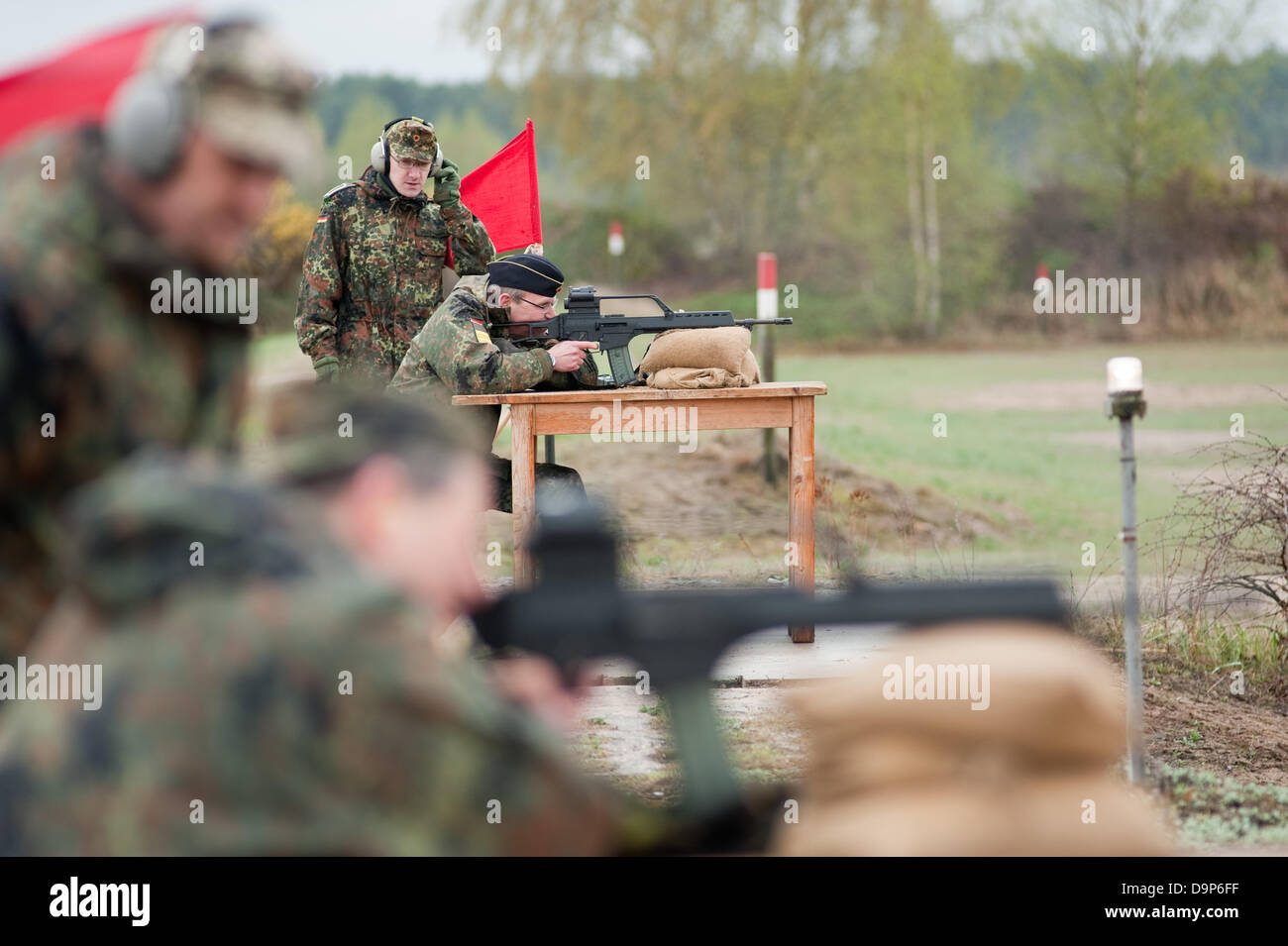 Members of an reservist company of teh German Armed Forces exercise on ...