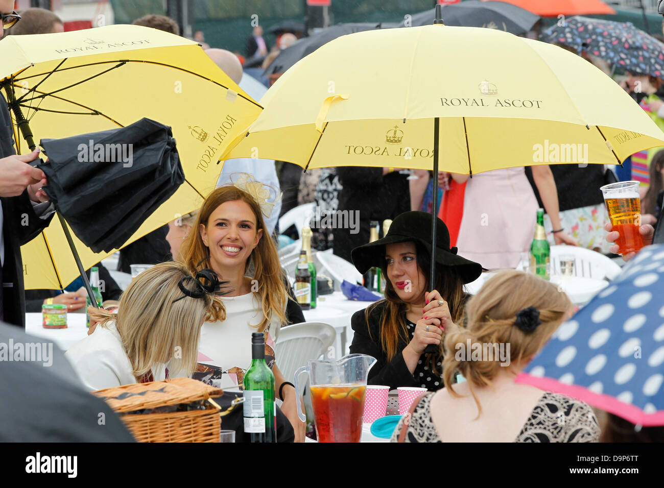 22.06.2013 - Ascot; Impressions: Racegoers with umbrellas enjoy the ...