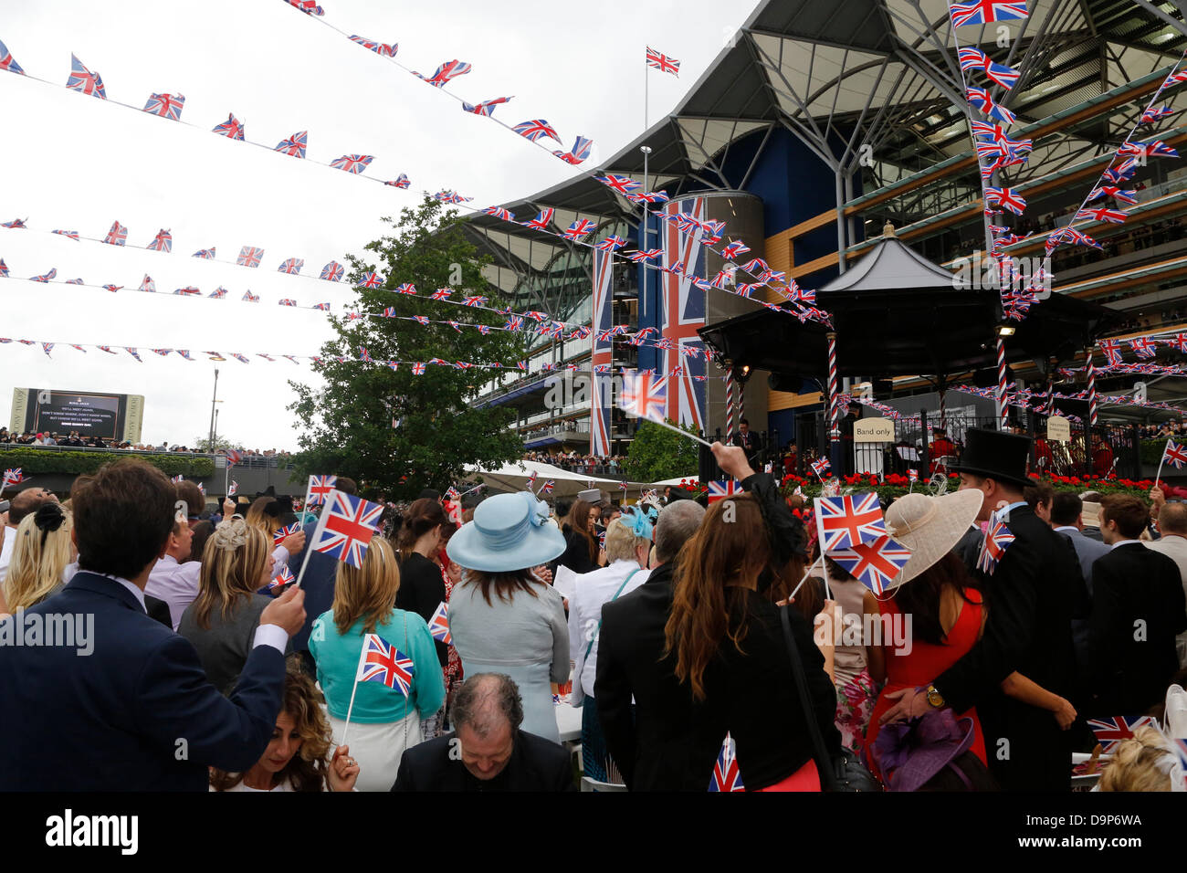 22.06.2013 - Ascot; Impressions: Racegoers enjoy singing around the ...