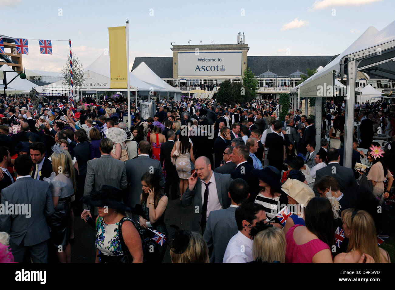 21.06.2013 - Ascot; Impressions: Racegoers enjoy singing around the ...