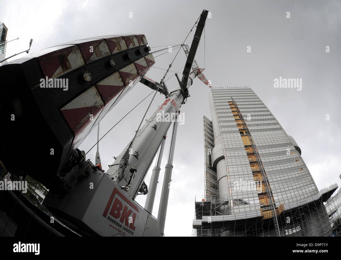 A 130-meter construction crane is set up at the Hypovereinsbank's HVB ...