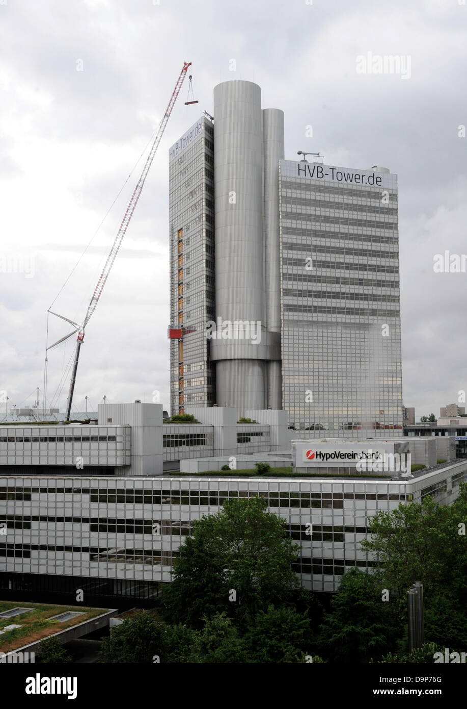 A 130-meter construction crane is set up at the Hypovereinsbank's HVB ...