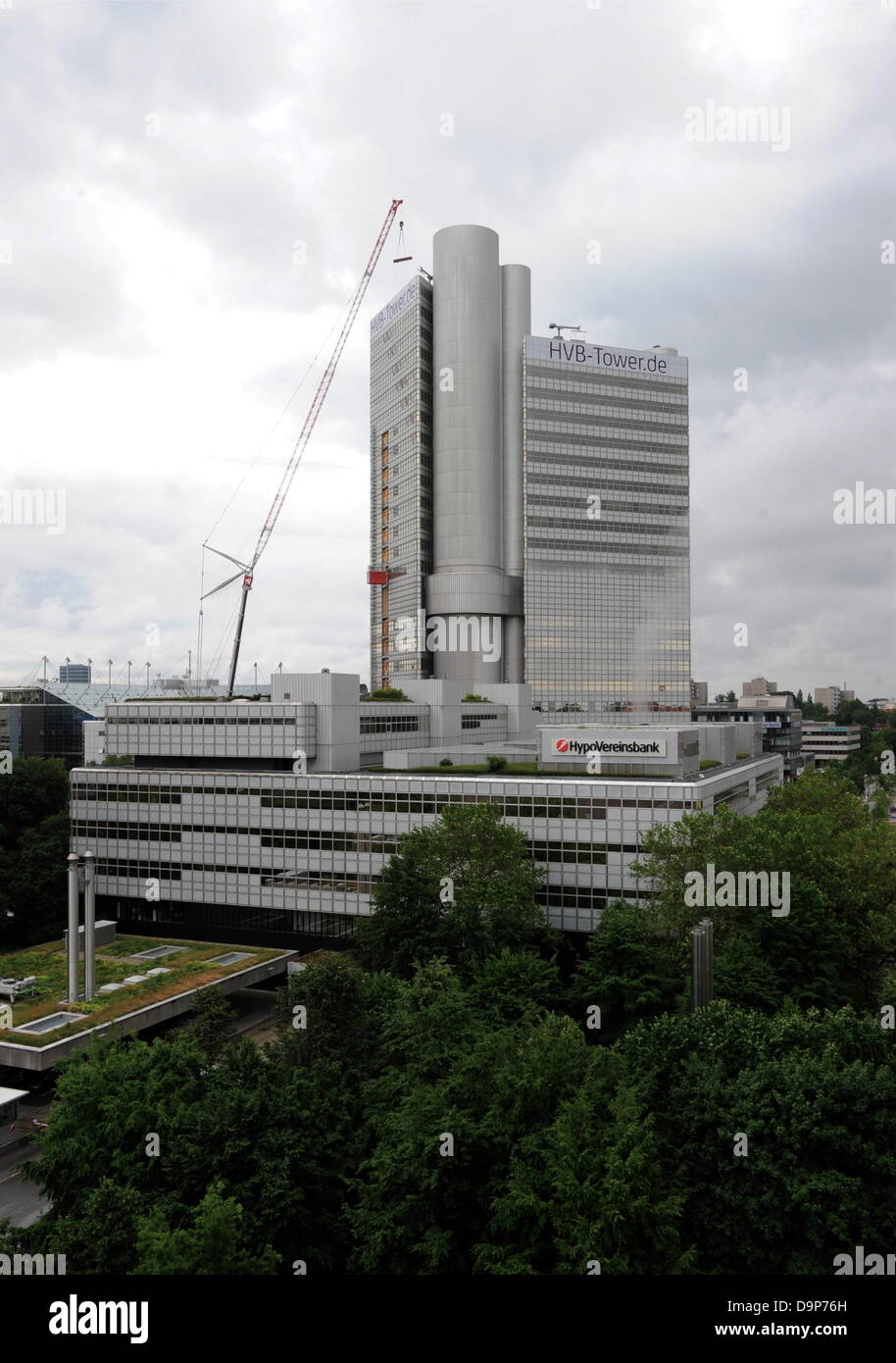 A 130-meter construction crane is set up at the Hypovereinsbank's HVB ...