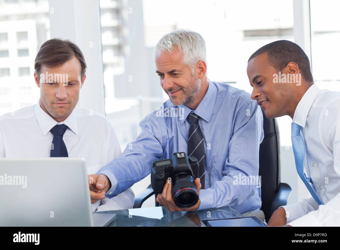 Camera pointing hi-res stock photography and images - Alamy