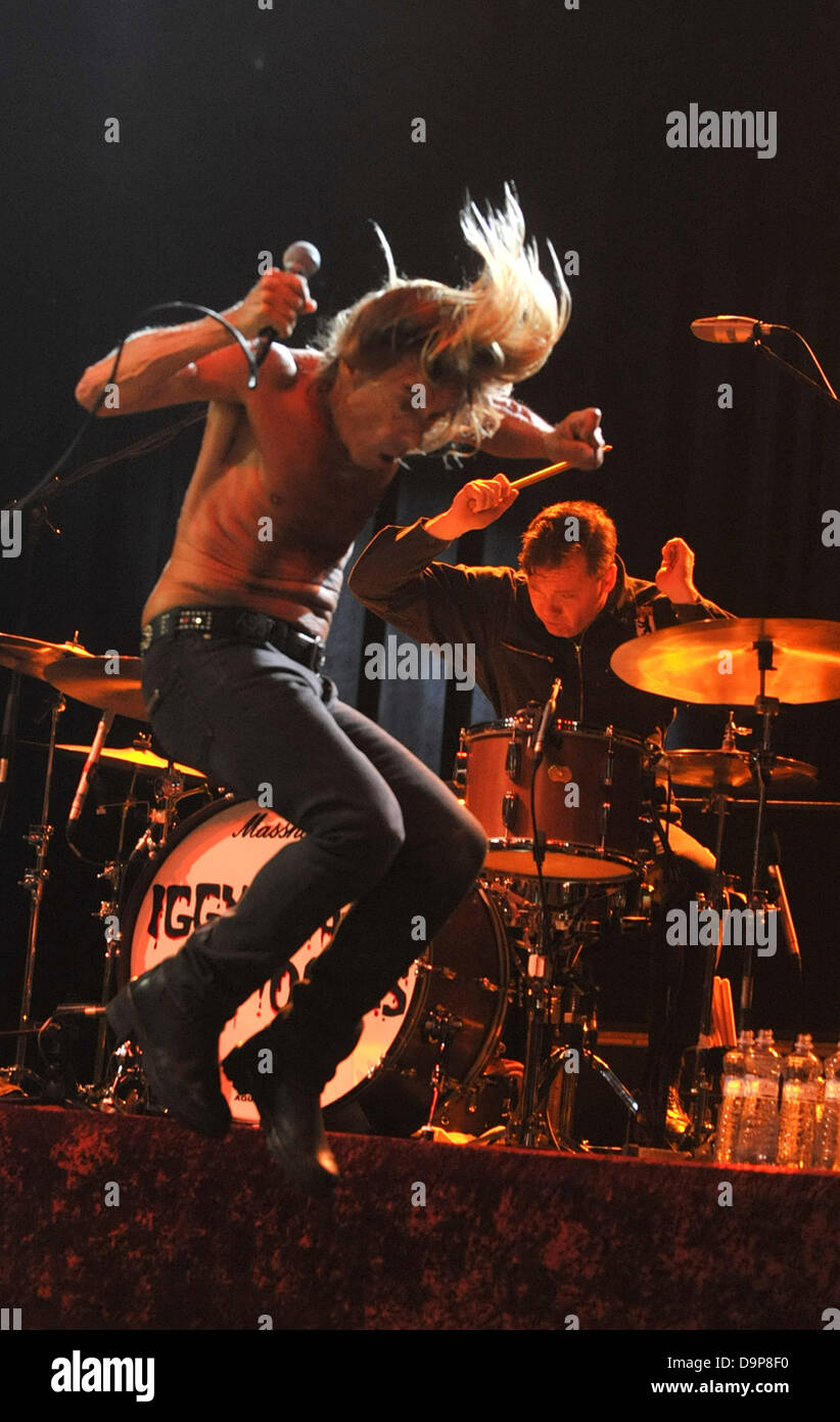 Iggy pop band hi-res stock photography and images - Alamy