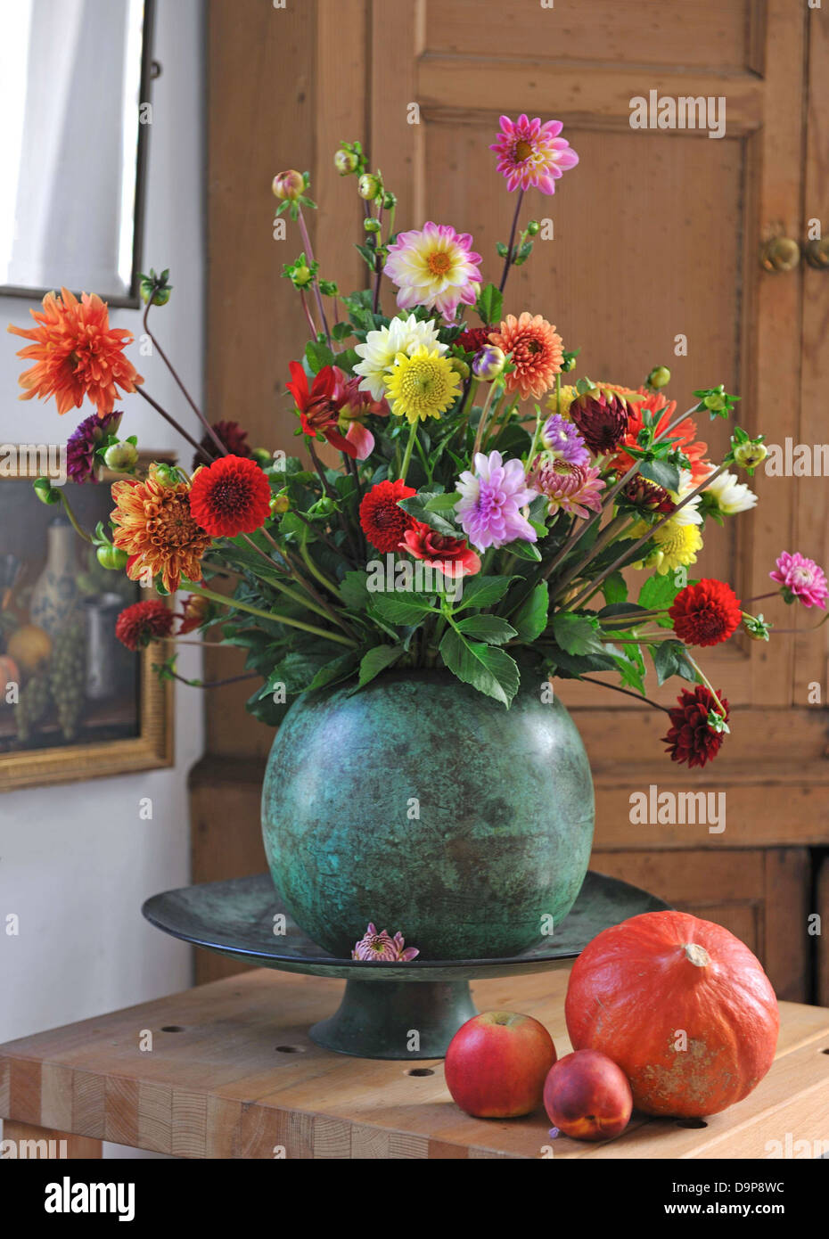 Bunch of dahlias flowers hi-res stock photography and images - Alamy