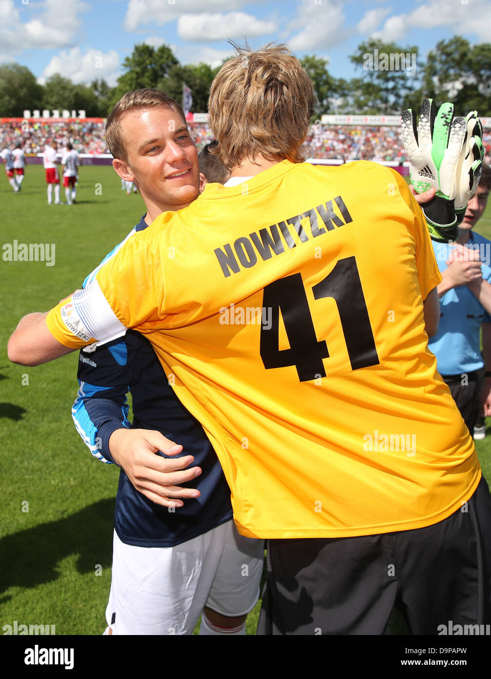 Basketball player Dirk Nowitzki (R) and German national goalkeeper ...